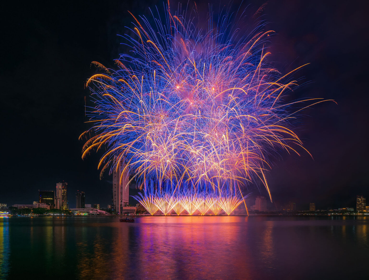 [Ảnh] Pháo hoa rực sáng bầu trời Đà Nẵng - Cổng thông tin du lịch thành phố Đà Nẵng