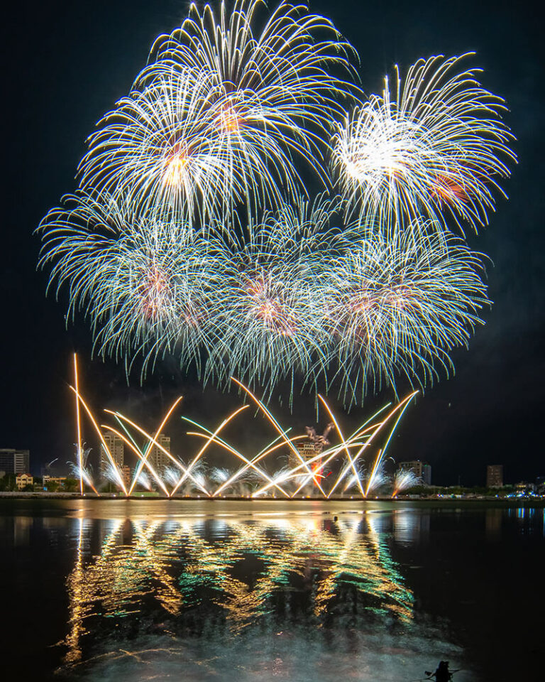 Fireworks light up the sky of Da Nang City - Danang Fantasticity - Da ...