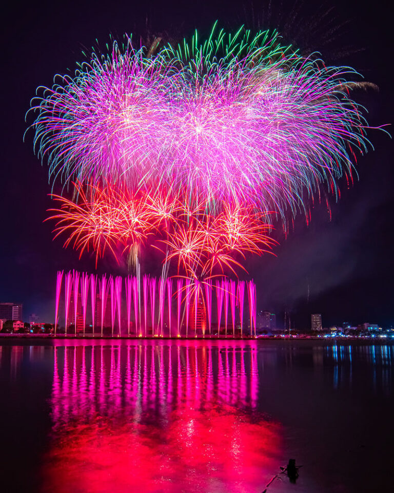 Fireworks light up the sky of Da Nang City - Danang Fantasticity - Da ...