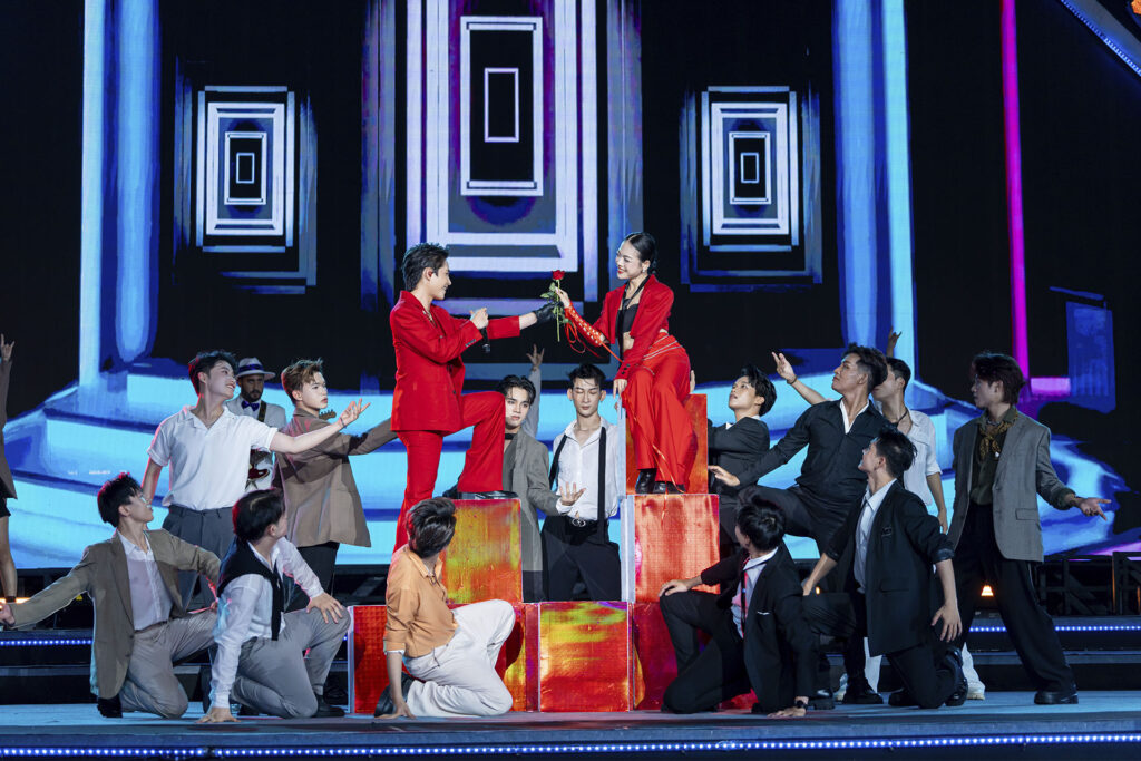 Ca sĩ “hot”, pháo hoa như vẽ tranh trên trời, đêm thứ 2 của DIFF khiến khán giả không thể ngồi ...