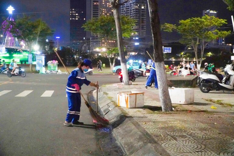 Đồng lòng vì một thành phố không rác sau lễ hội pháo hoa DIFF 2025 - ダナンファンタスティシティ - ダナン市観光情報ポータル