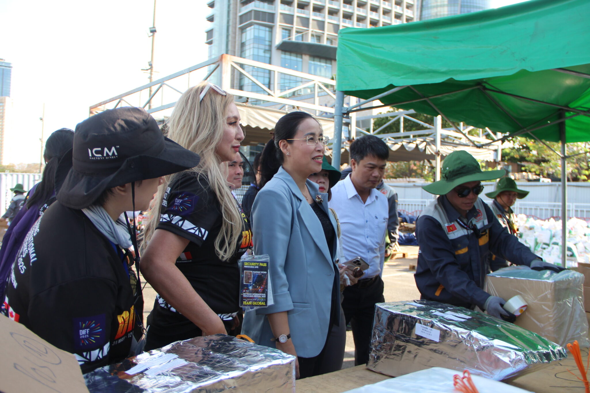 Phó Chủ tịch UBND thành phố Nguyễn Thị Anh Thi thăm, động viên hai đội thi đêm thứ 2 DIFF 2025 ...