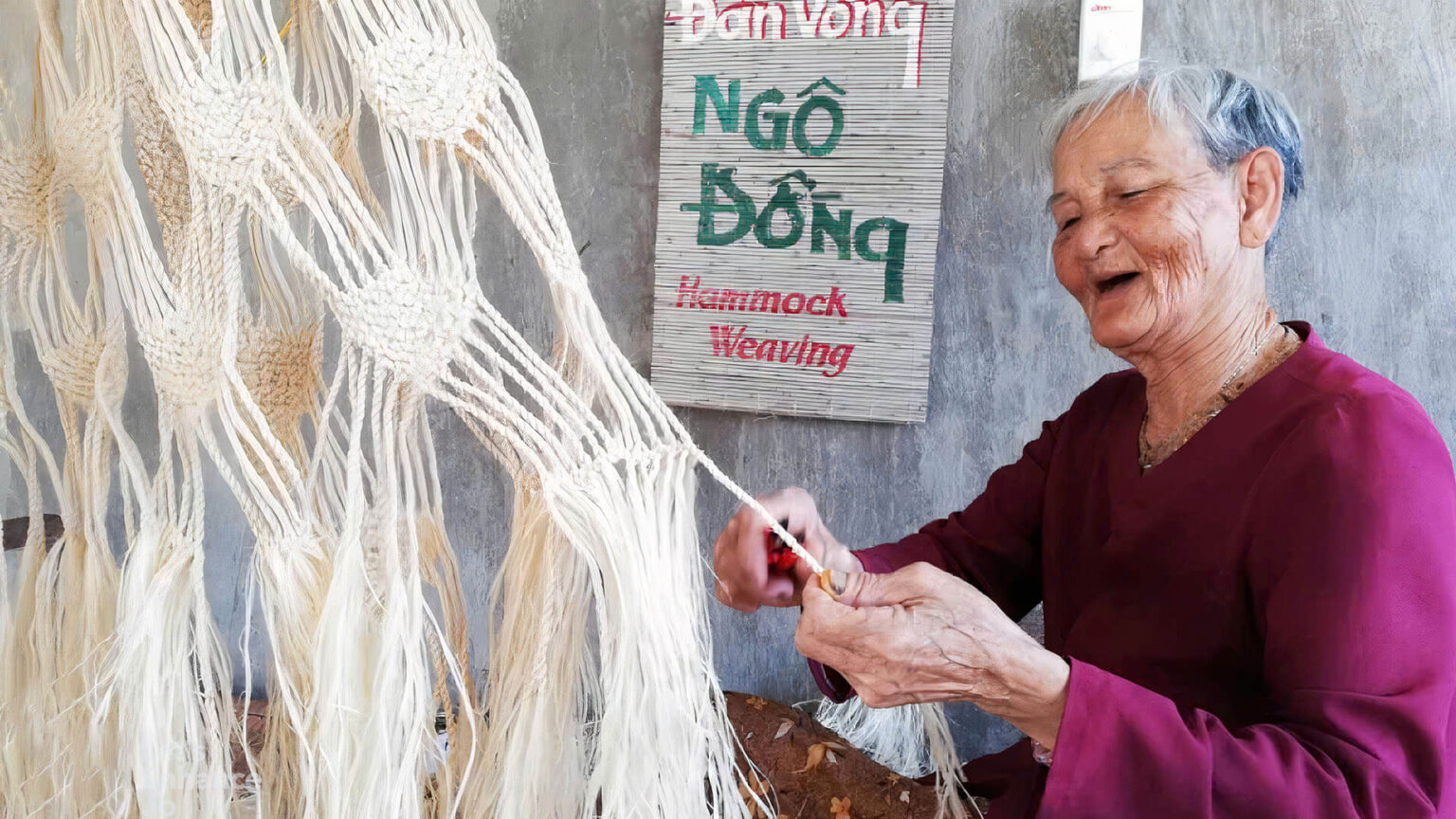 Ngô Đồng tree-bark hammock weaving in Cu Lao Cham - Cổng thông tin du lịch thành phố Đà Nẵng